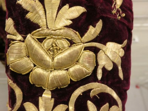 Gold detailing on the robe - The Dreamstress