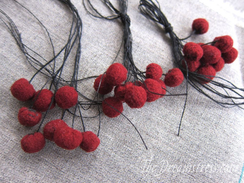 Making Medieval cloth buttons - The Dreamstress