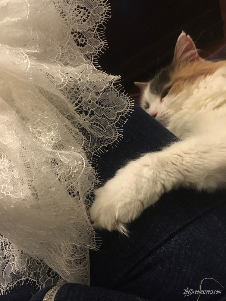 Making Engageantes from scalloped lace - The Dreamstress